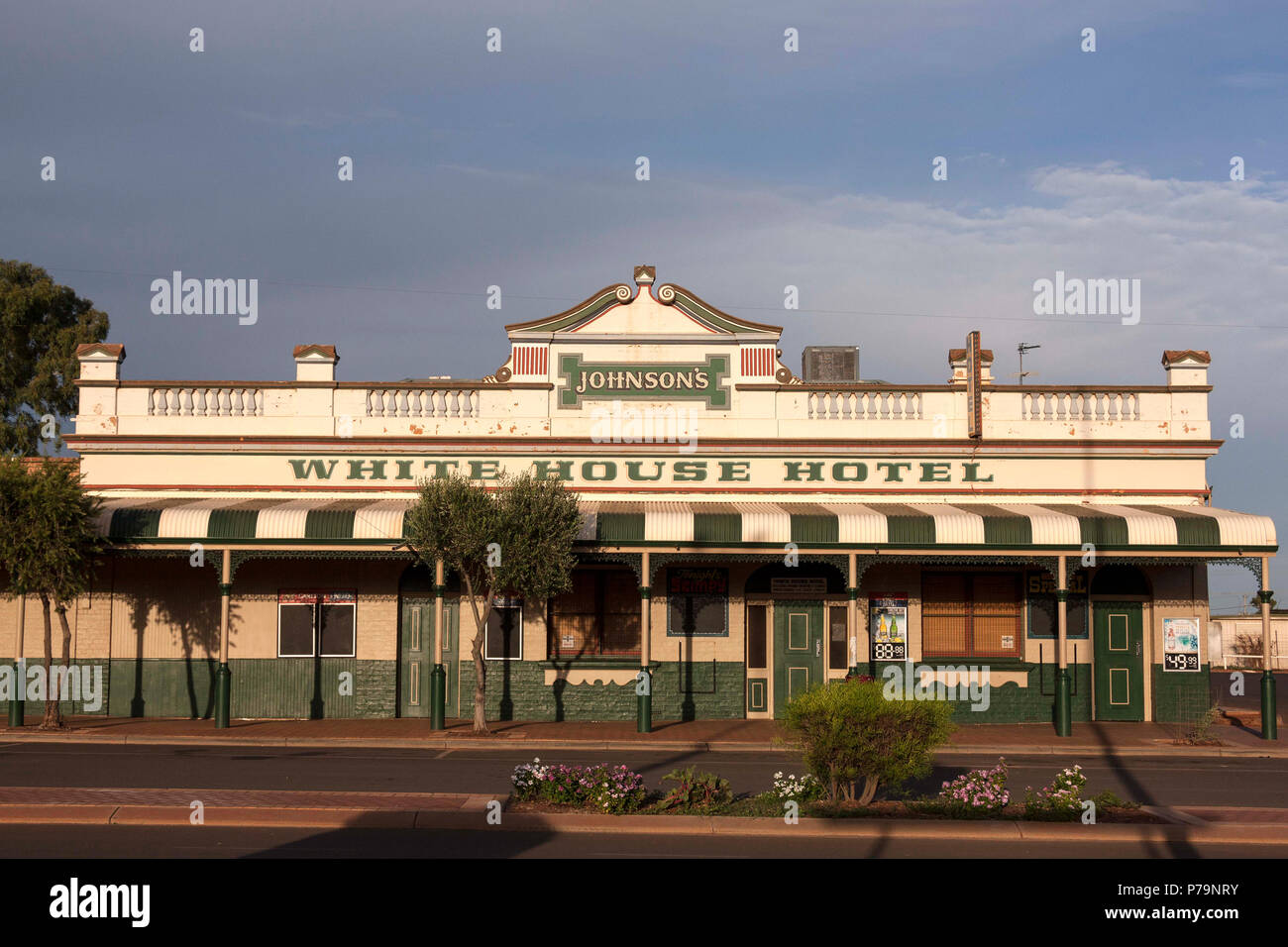 Australian Gold mining town hotel architecture, Leonora Western ...
