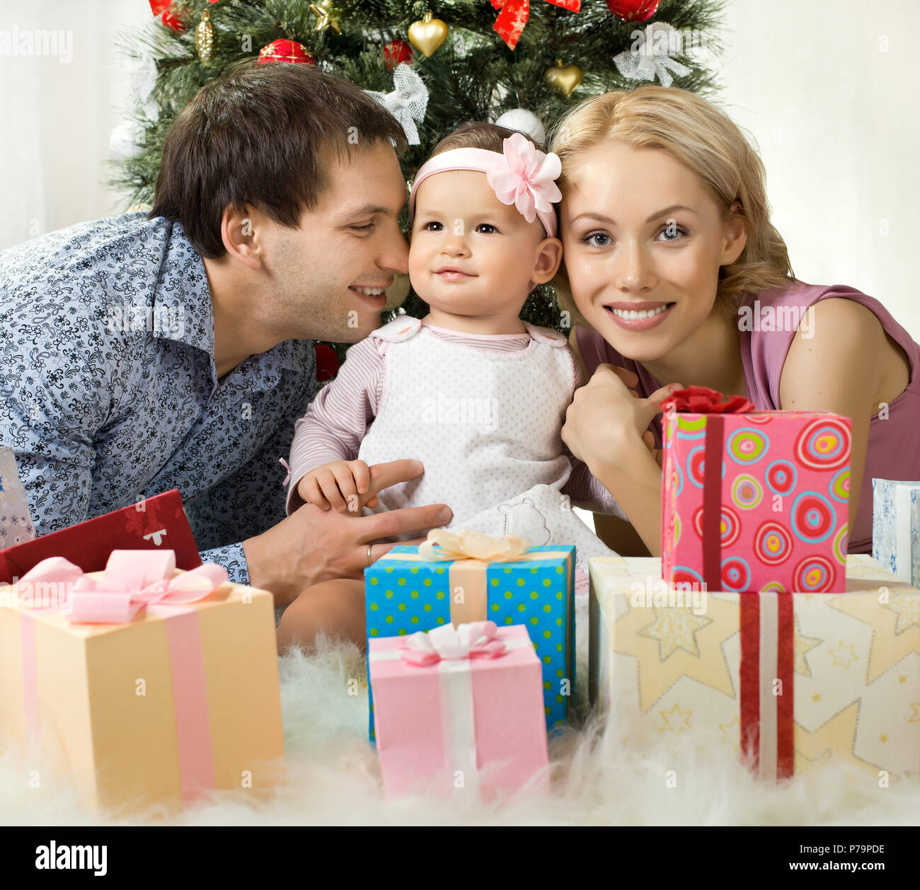 Happy kids in tree hi-res stock photography and images - Alamy