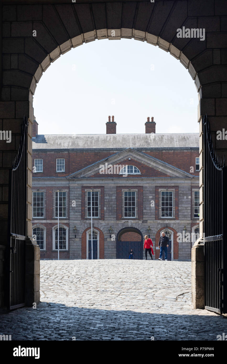 The great courtyard arch archway paved cobbled entrance castle d hi-res ...
