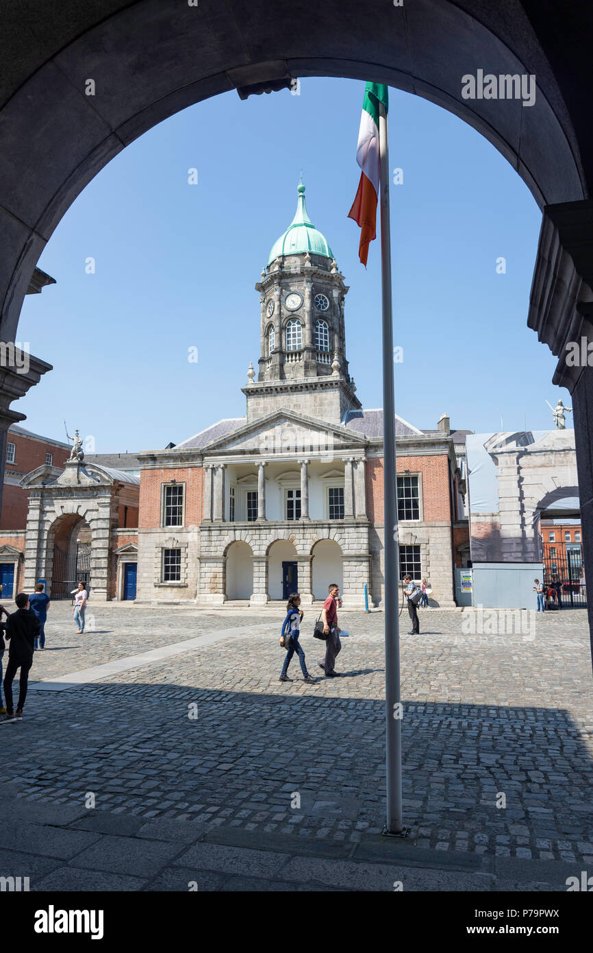 Historic cobbled courtyard hi-res stock photography and images - Alamy