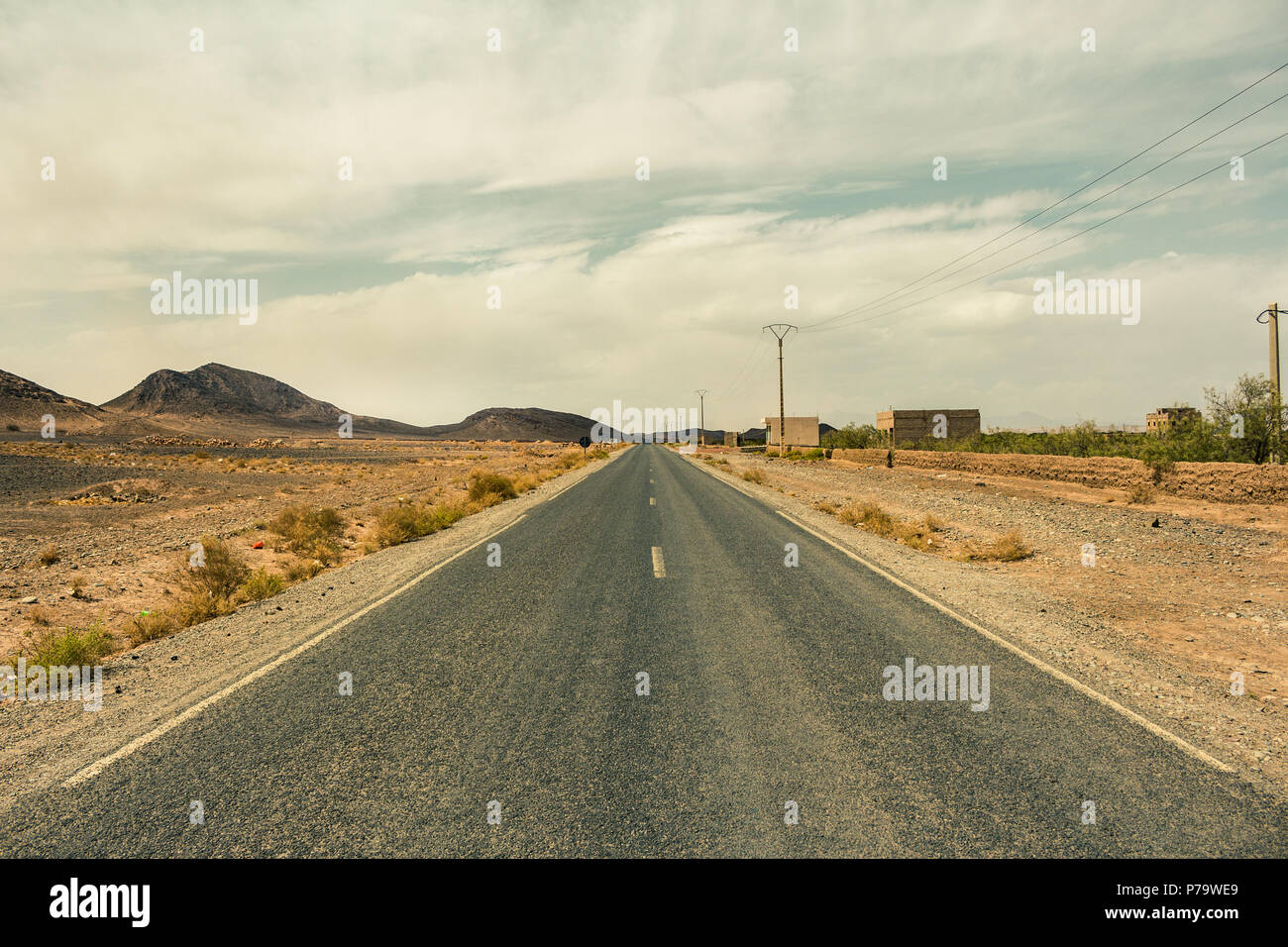 Empty desert road australia hi-res stock photography and images - Alamy