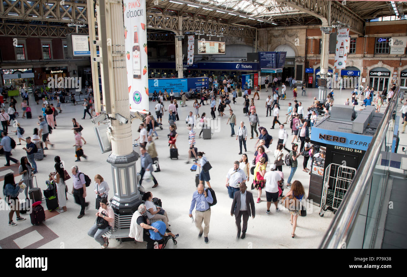 Victoria station hi-res stock photography and images - Alamy