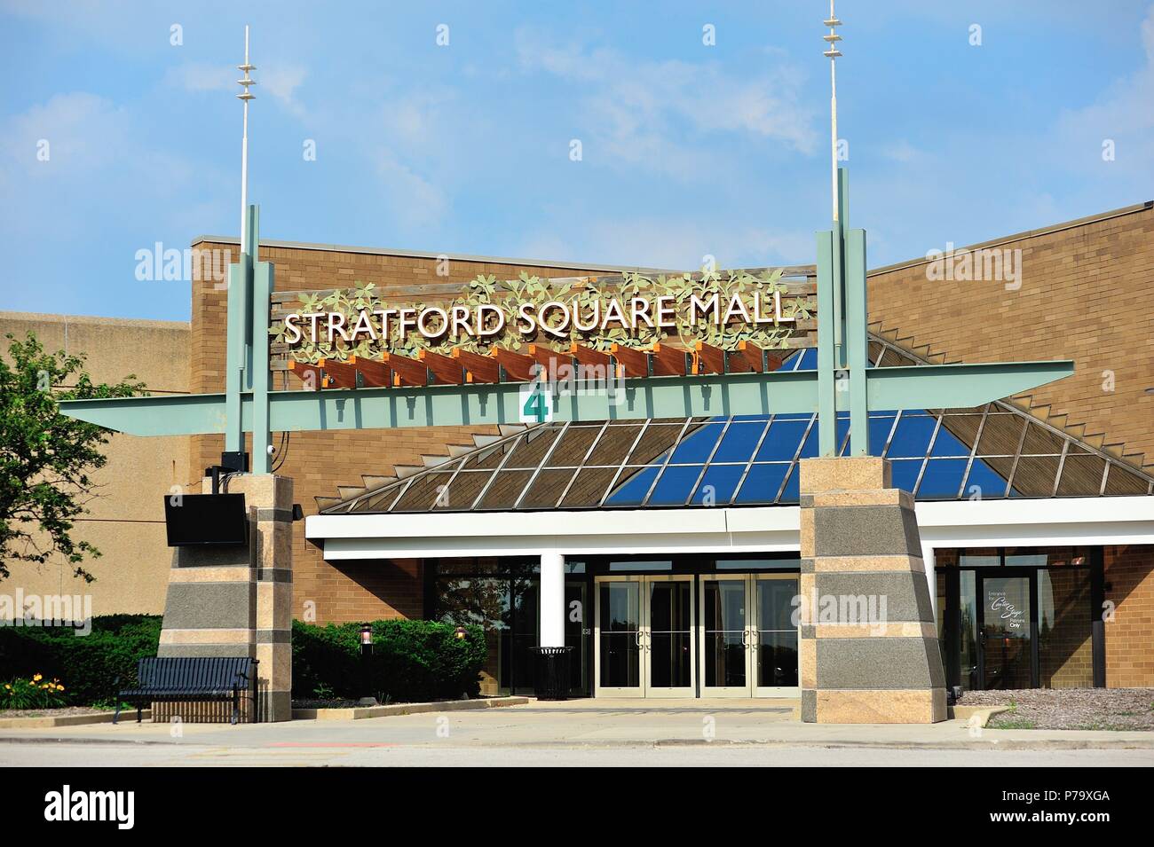 Shopping mall chicago hi-res stock photography and images - Alamy