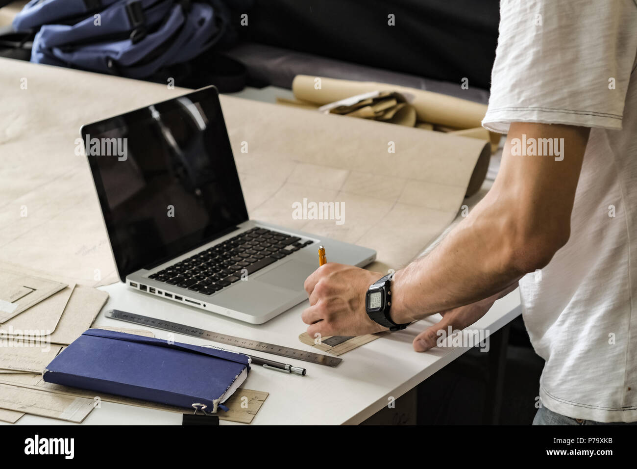 Working hands drawing hi-res stock photography and images - Alamy