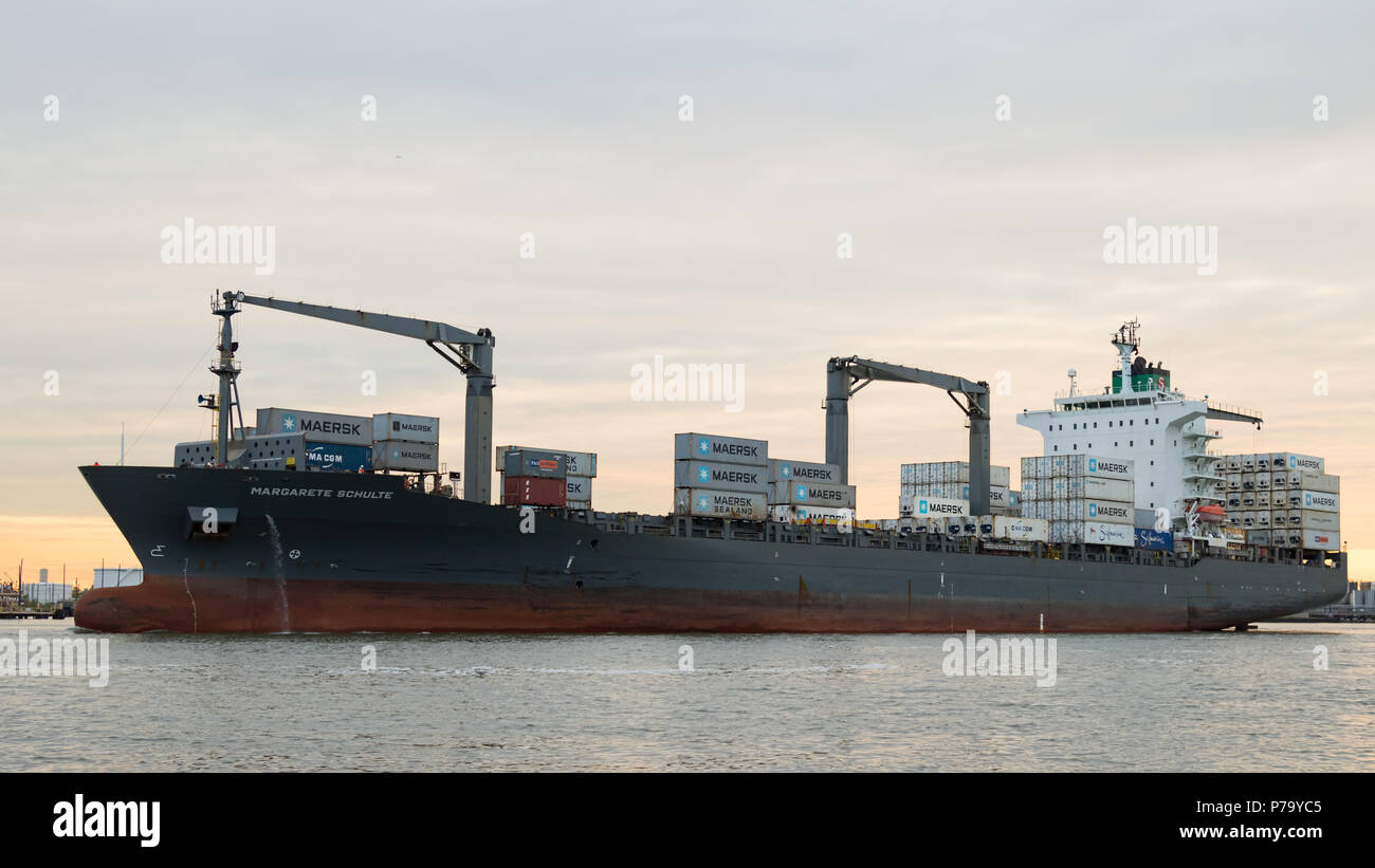 Port of newark shipping containers hi-res stock photography and images ...