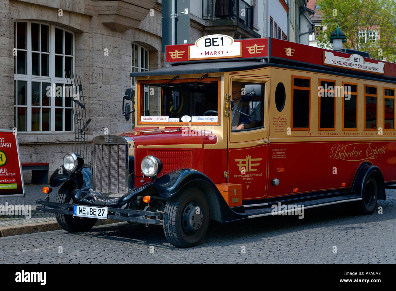 Alter Bus fuer Stadtrundfahrten, Weimar, Thueringen, Deutschland ...