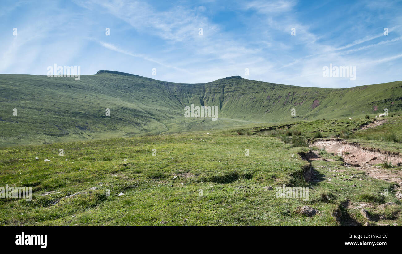 Stunning colorful Summer landscape of Brecon Beacons National Park ...