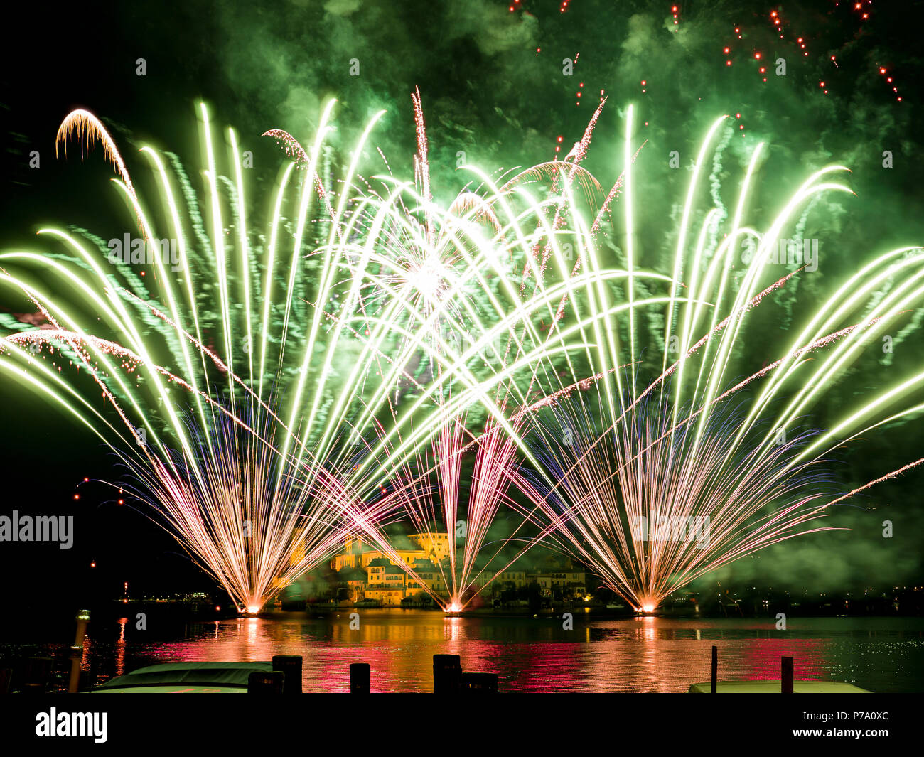Fireworks light show sparkles hi-res stock photography and images - Alamy