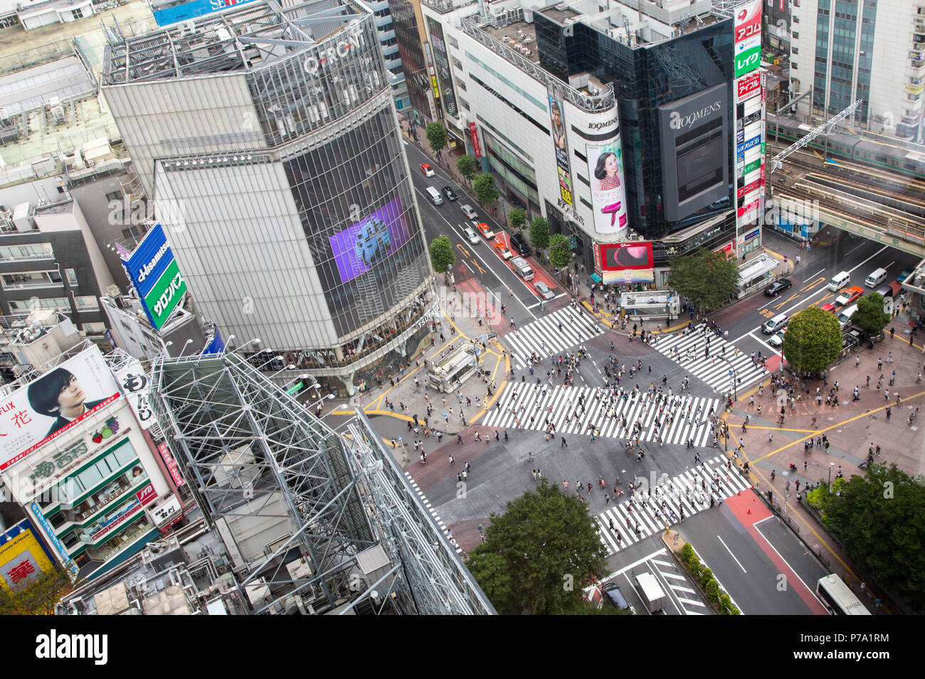 Aerial view shibuya crossing shibuya hi-res stock photography and ...