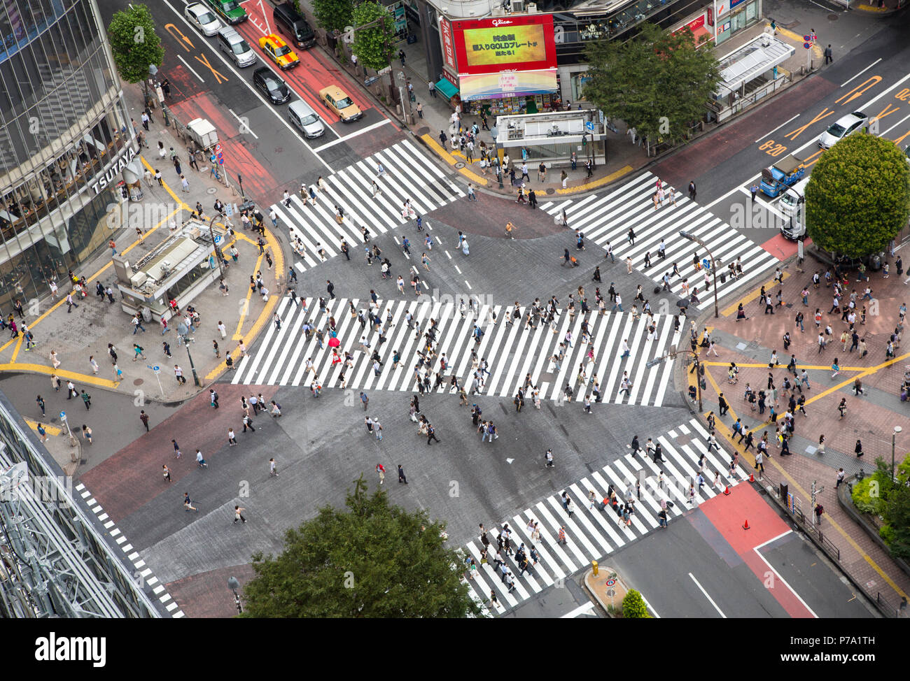 Aerial view crossing famous shibuya hi-res stock photography and images ...