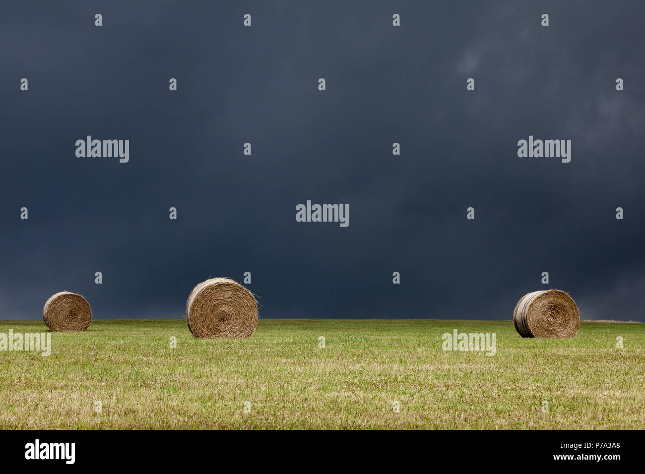 Three straw bales hi-res stock photography and images - Alamy