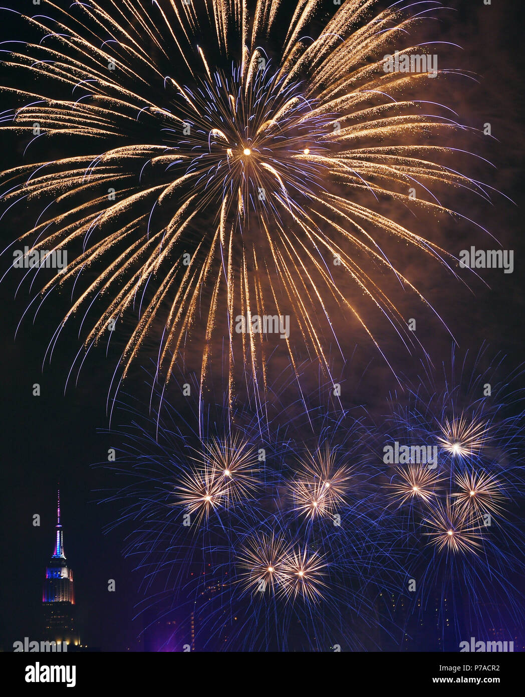 Empire state building fireworks hi-res stock photography and images - Alamy