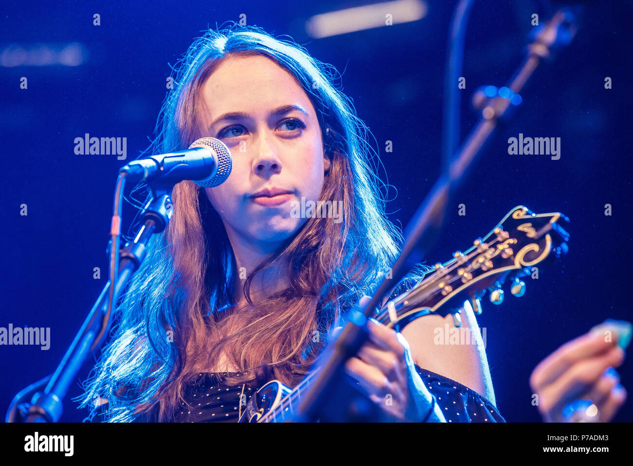 Sarah jarosz hi-res stock photography and images - Alamy