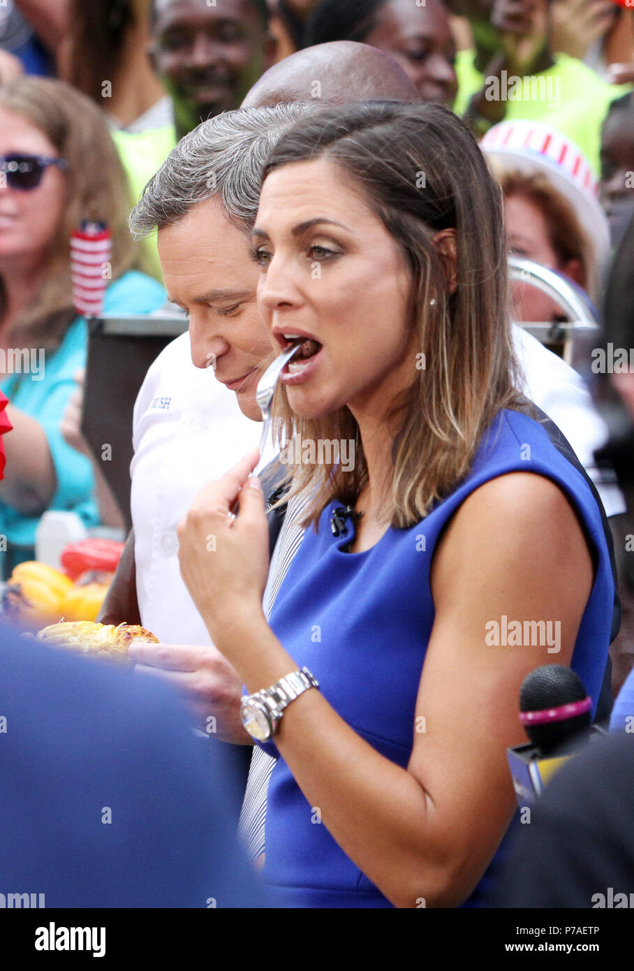 Paula faris hi-res stock photography and images - Alamy