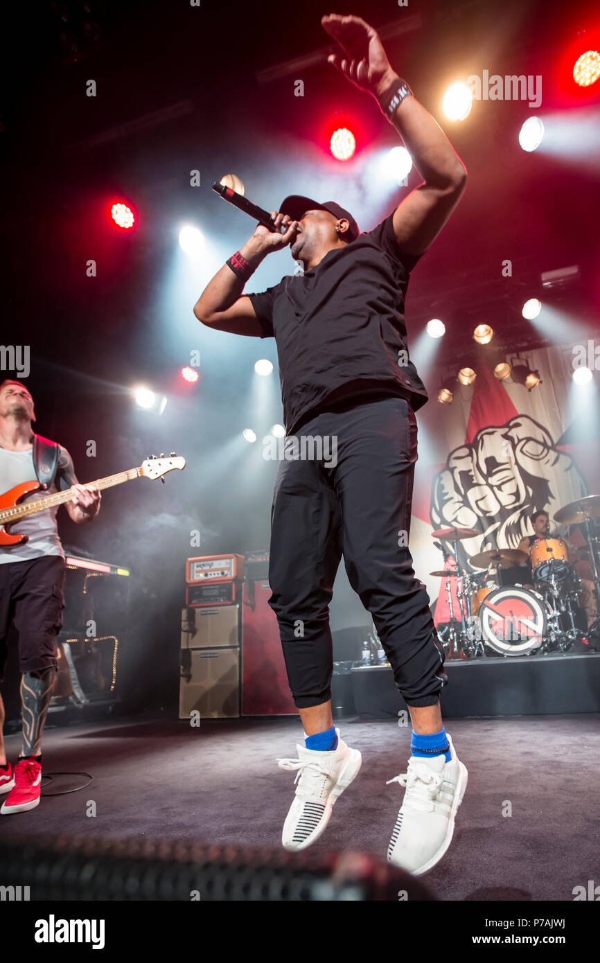 Chuck d rapper hi-res stock photography and images - Alamy