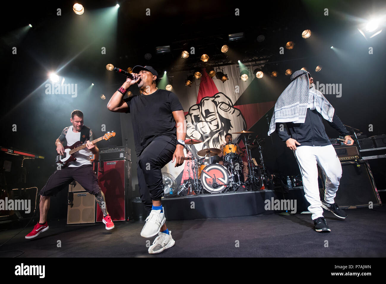 Chuck bass hi-res stock photography and images - Alamy