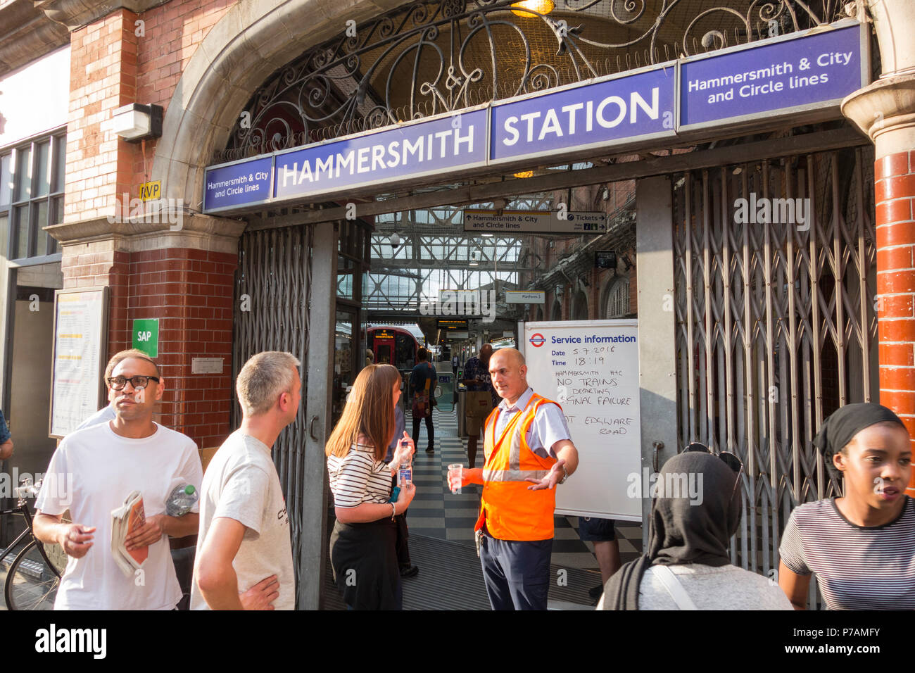 Hammersmith and city line hi-res stock photography and images - Alamy