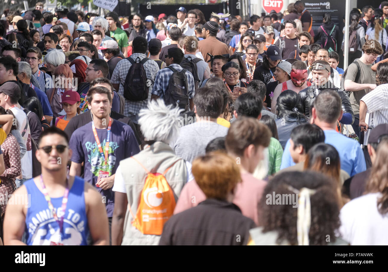 Los Angeles, California, USA. 5th July, 2018. Anime fans wait long line ...
