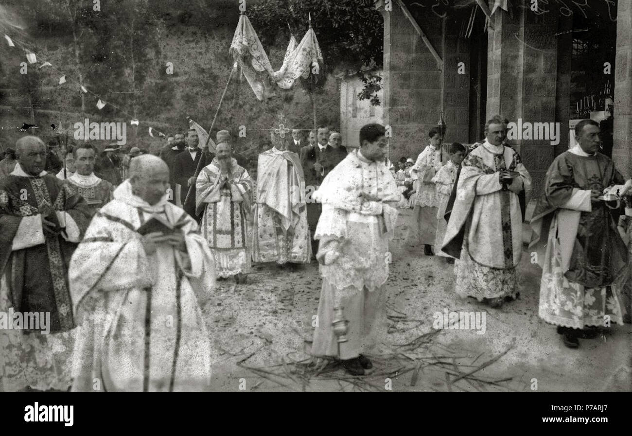 16 Celebración de un acto religioso en el Colegio Captier y en la gruta ...