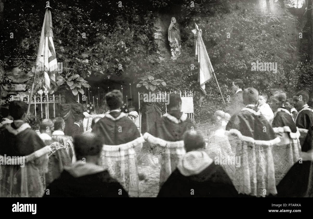 16 Celebración de un acto religioso en el Colegio Captier y en la gruta ...