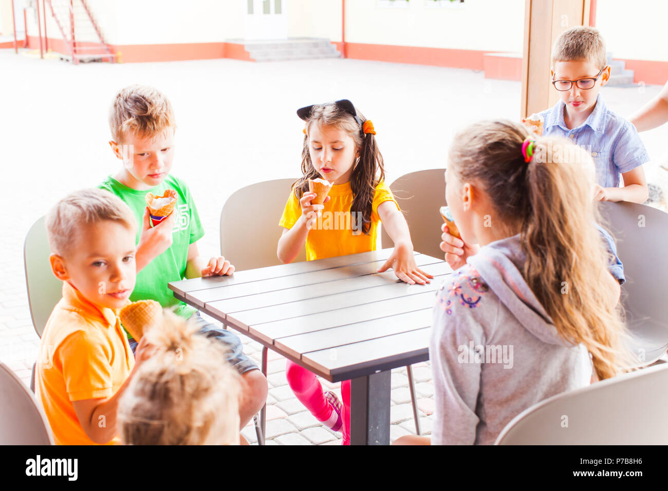 Kids eating ice cream Stock Photo - Alamy