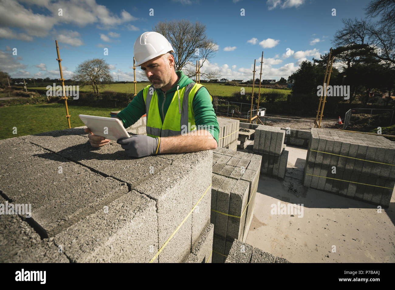 Engineer hardhat tablet hi-res stock photography and images - Alamy