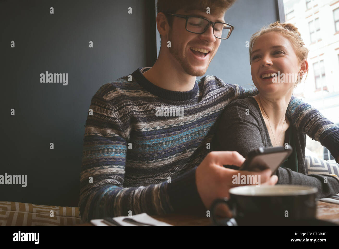 Couple showing mobile phone screen hi-res stock photography and images ...