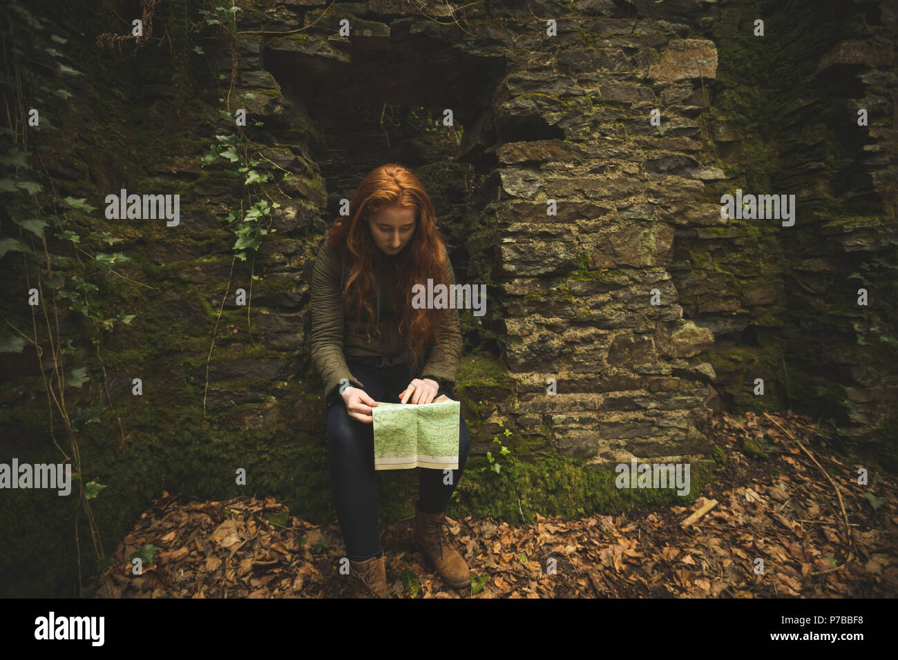 Female reading map hi-res stock photography and images - Alamy