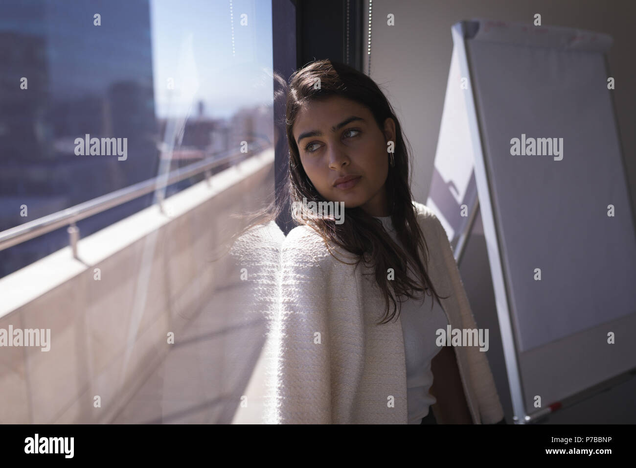 Office window from outside hi-res stock photography and images - Alamy