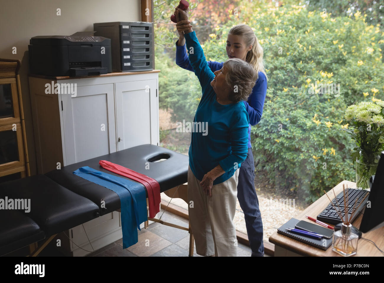 Elderly physiotherapy hi-res stock photography and images - Alamy