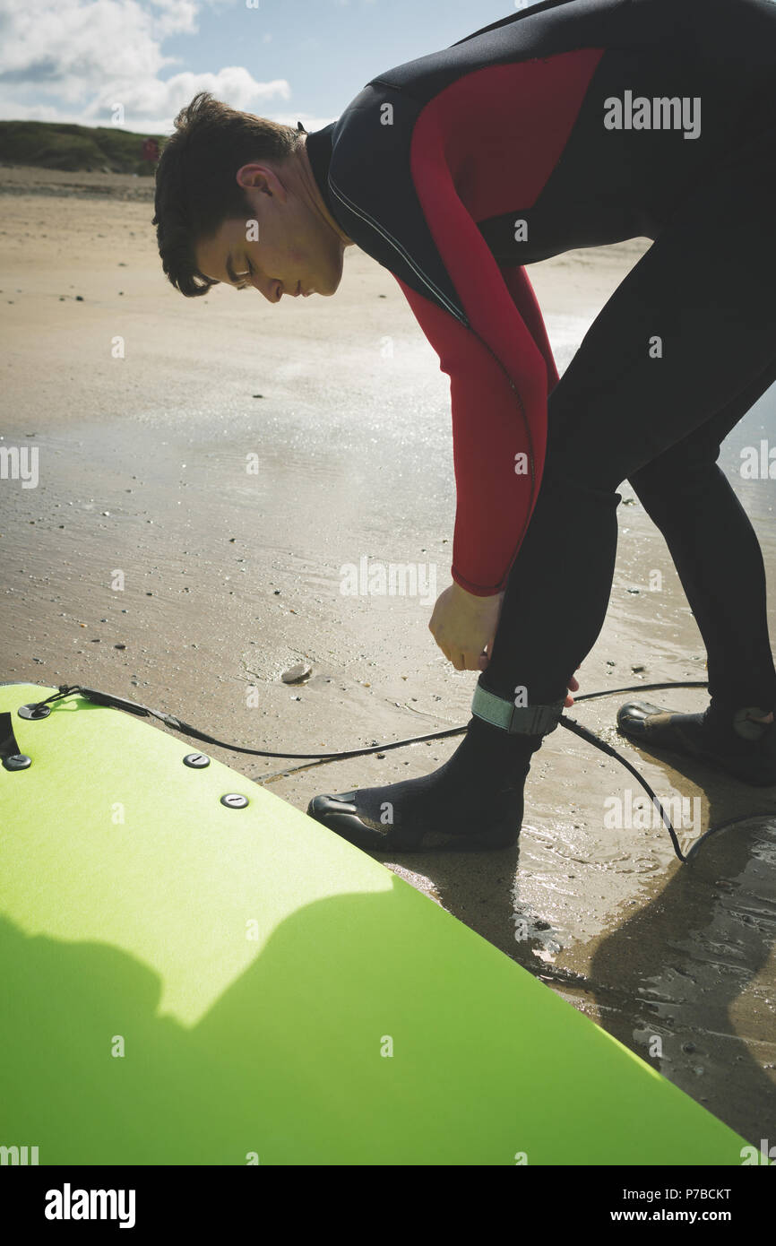 Attaching surfboard hi-res stock photography and images - Alamy