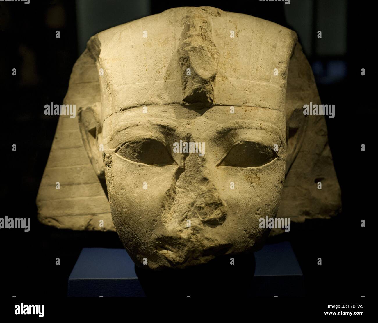 Tuthmosis statue hi-res stock photography and images - Alamy