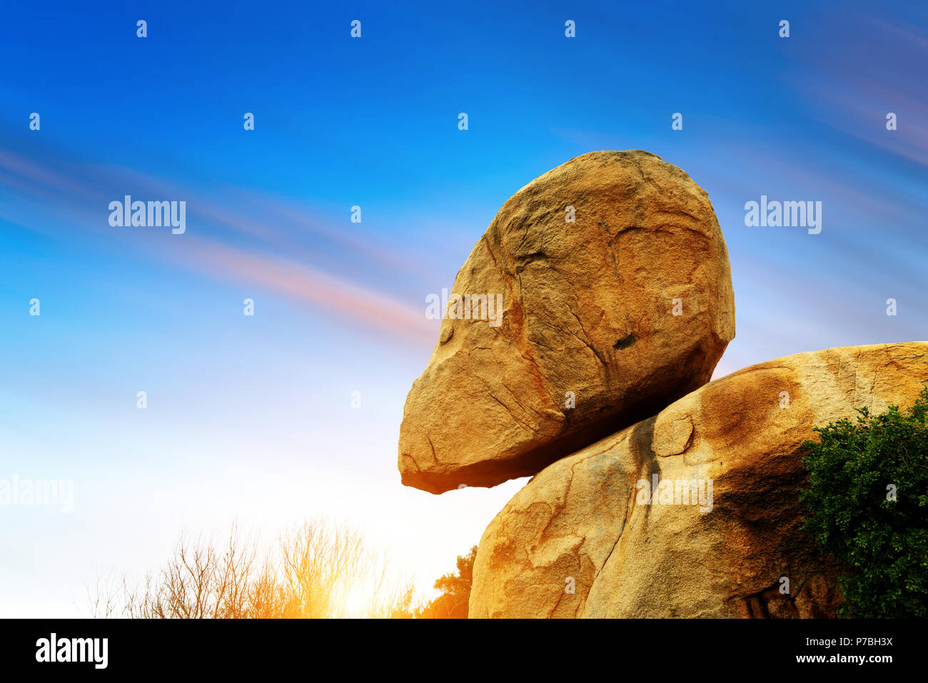 Wonderful stones, when the wind blows, the stone body shakes left and ...