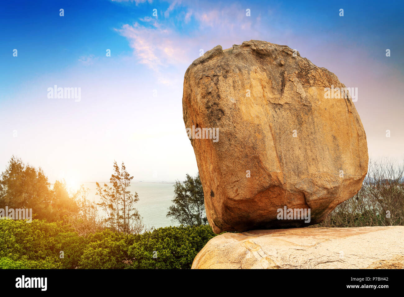 Wonderful stones, when the wind blows, the stone body shakes left and ...