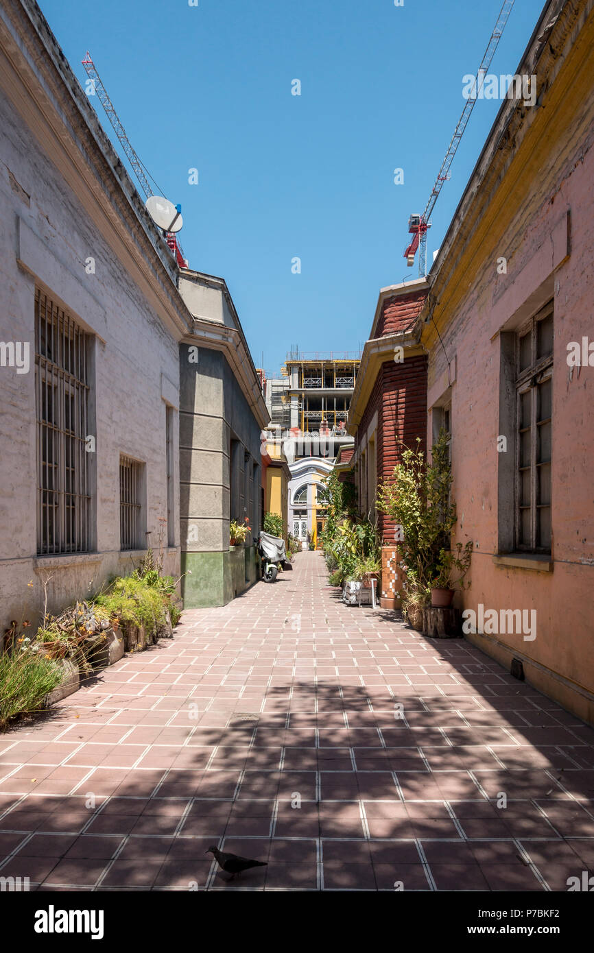 Gated houses in the Hispanic architectural tradition, Bellavista ...