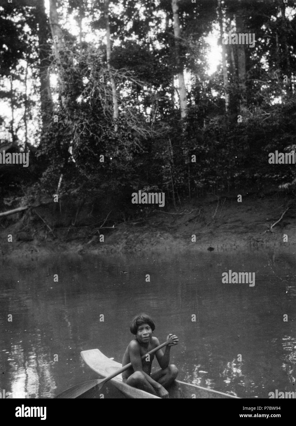 188 Pojke i kanot. Nedre Rio Sambú, Darién, Panamá. Darién, Sambú River ...