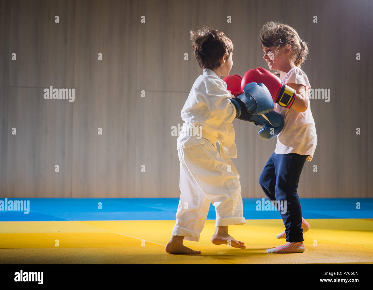 Kids boxing hi-res stock photography and images - Alamy