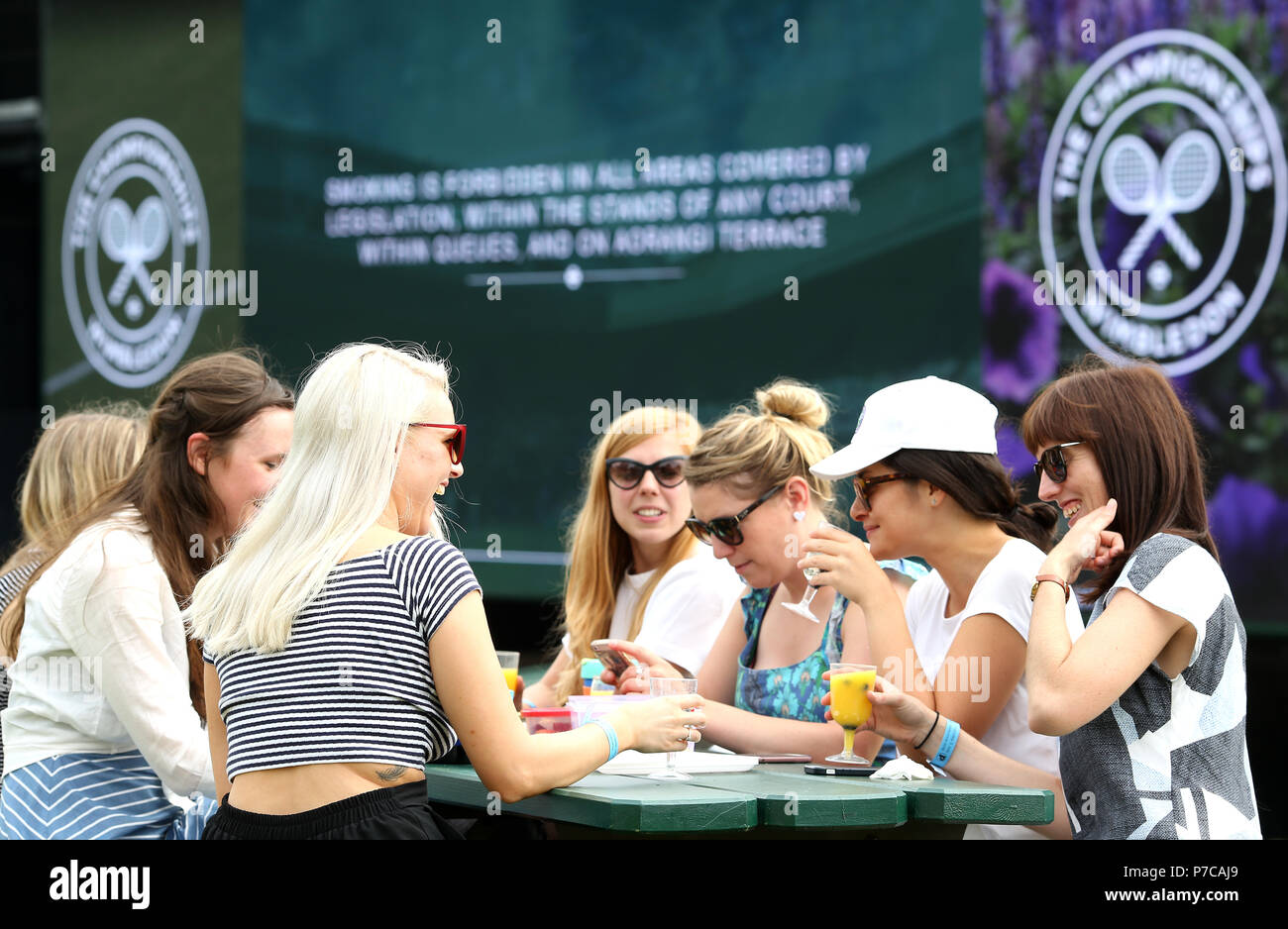 Picnic table wimbledon tennis hi-res stock photography and images - Alamy