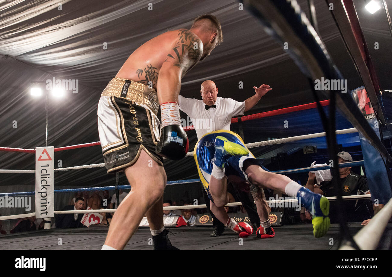 Mark Bennett defeats Dorian Darch by stoppage during the JE Promotions ...