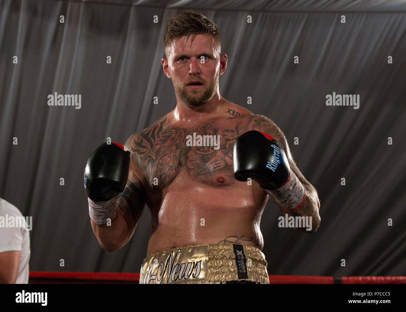 Mark Bennett defeats Dorian Darch by stoppage during the JE Promotions ...