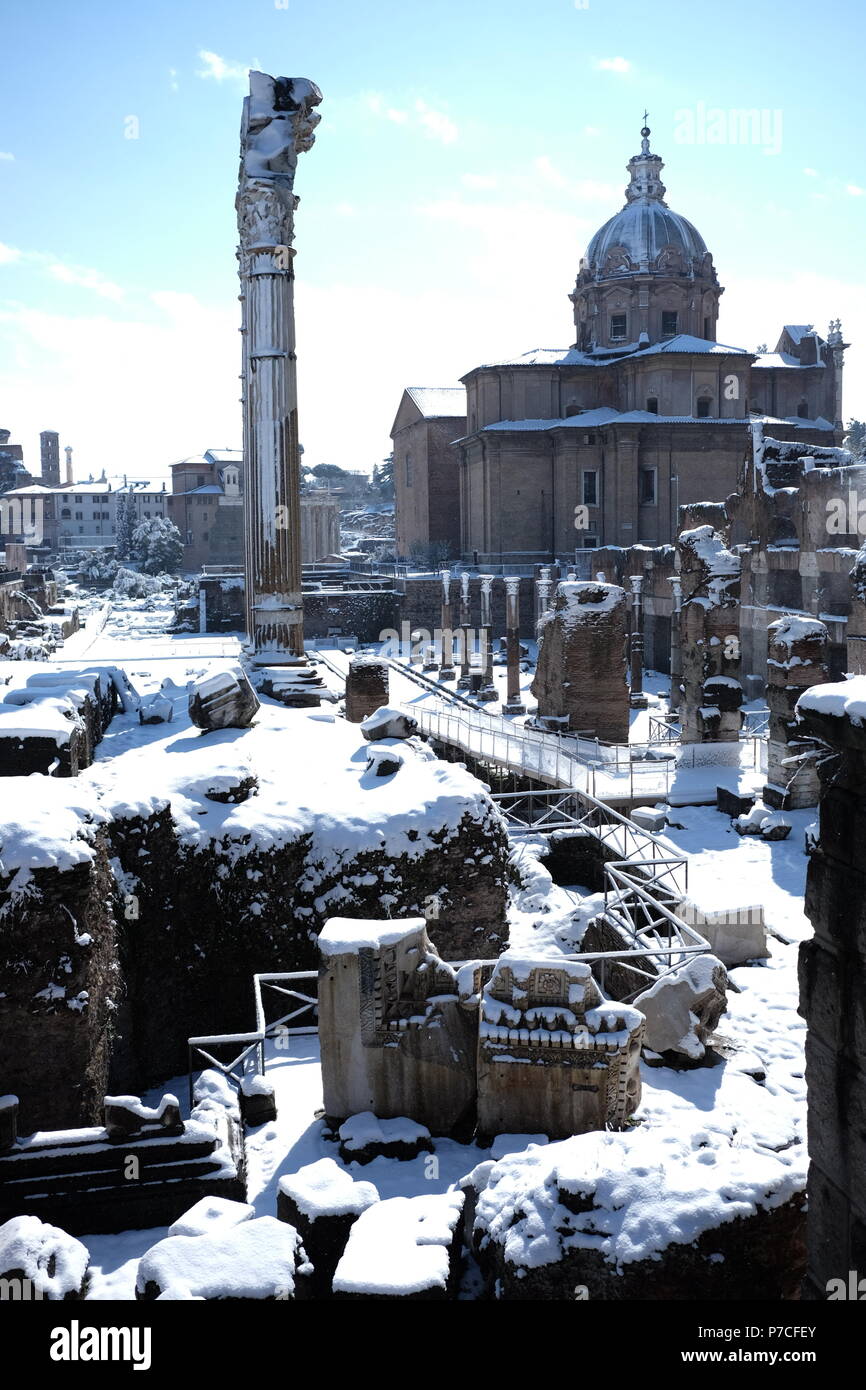 The pantheon snow hi-res stock photography and images - Alamy