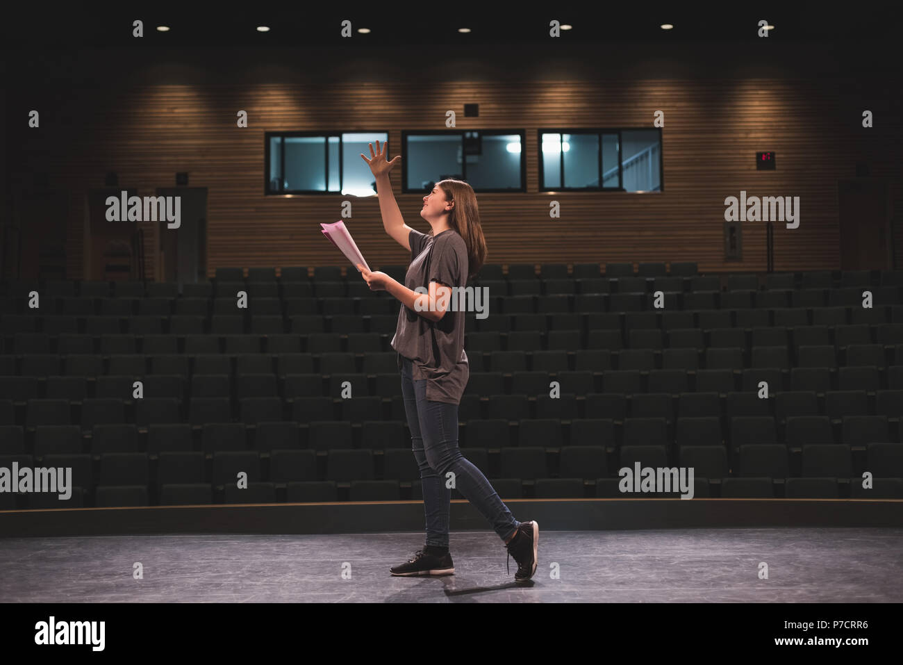 Reading actress hi-res stock photography and images - Alamy