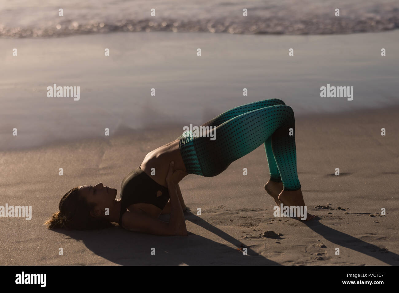 Fit woman beach hi-res stock photography and images - Alamy