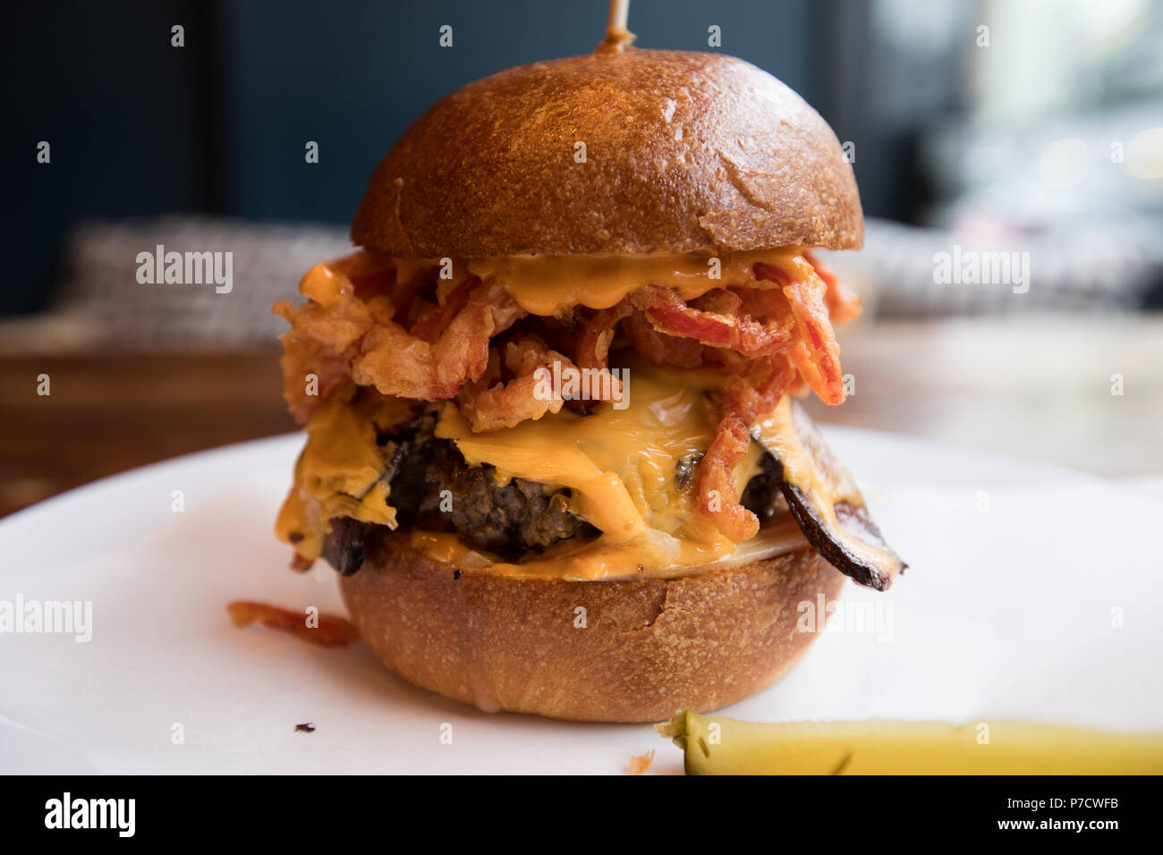 Hamburger plate hi-res stock photography and images - Alamy