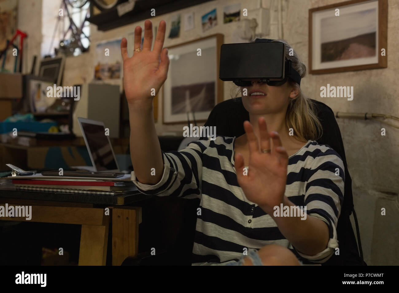 Mechanic using virtual reality hi-res stock photography and images - Alamy