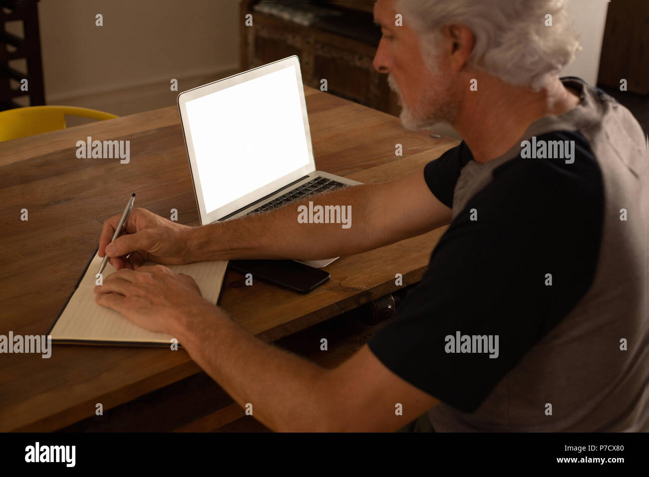 Senior man writing hi-res stock photography and images - Alamy