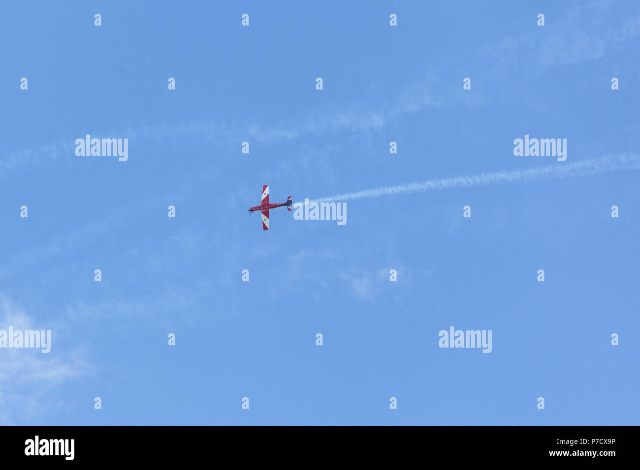 Red arrows plane pattern hi-res stock photography and images - Alamy