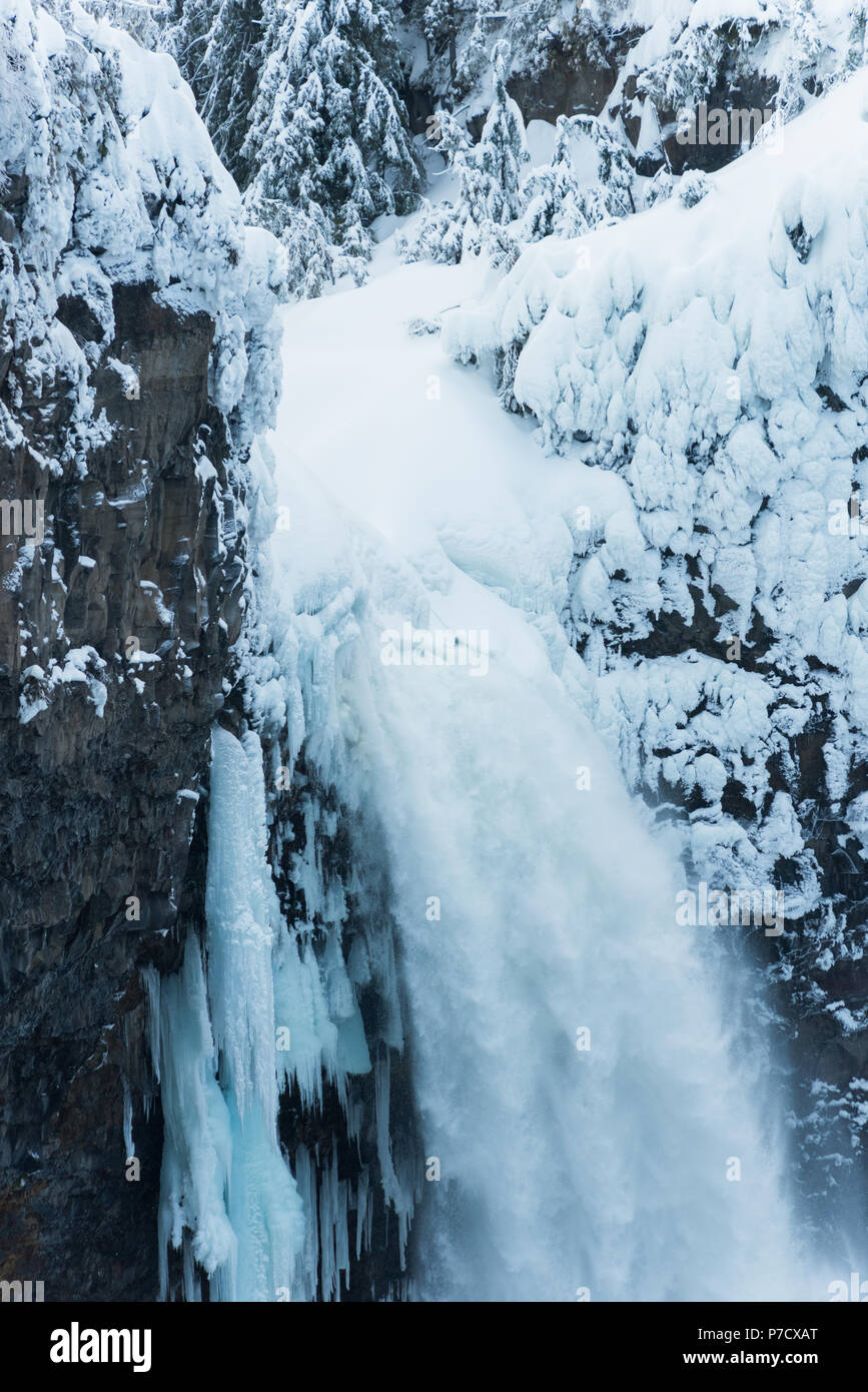 Beautiful waterfall during cold winter hi-res stock photography and ...