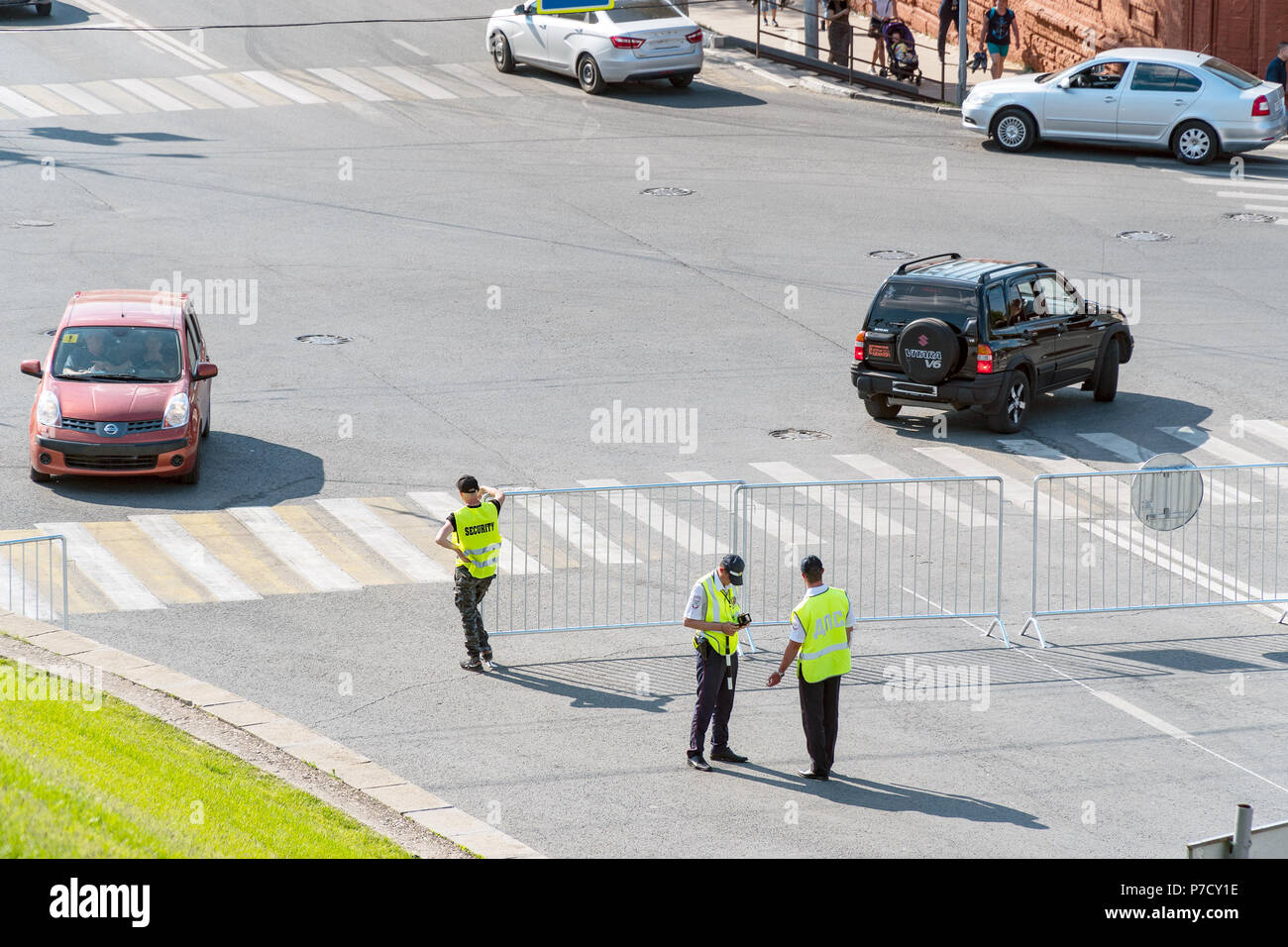 Group of police standing at crossroads Stock Photo - Alamy