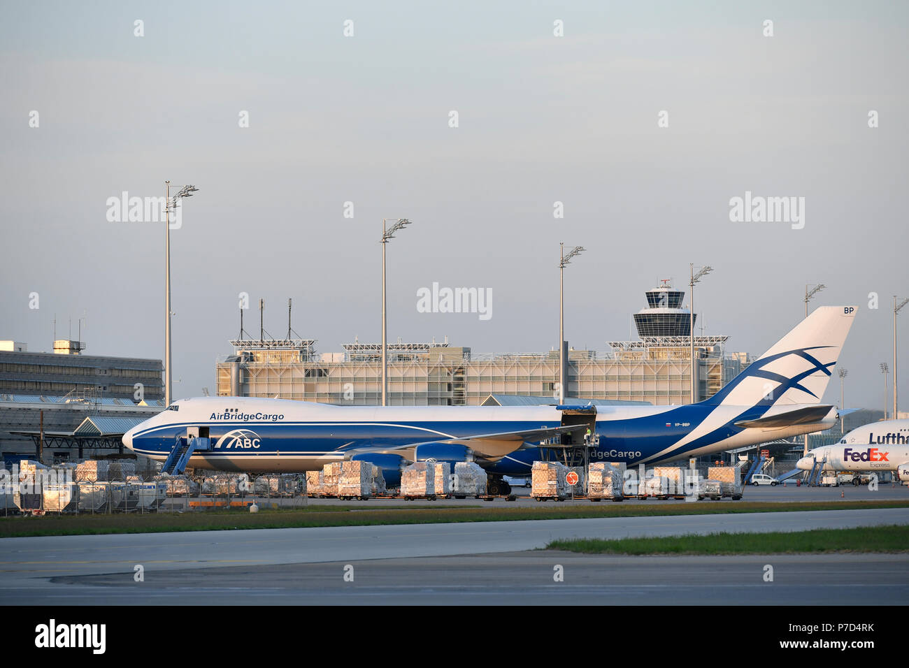 Air cargo loading hi-res stock photography and images - Alamy